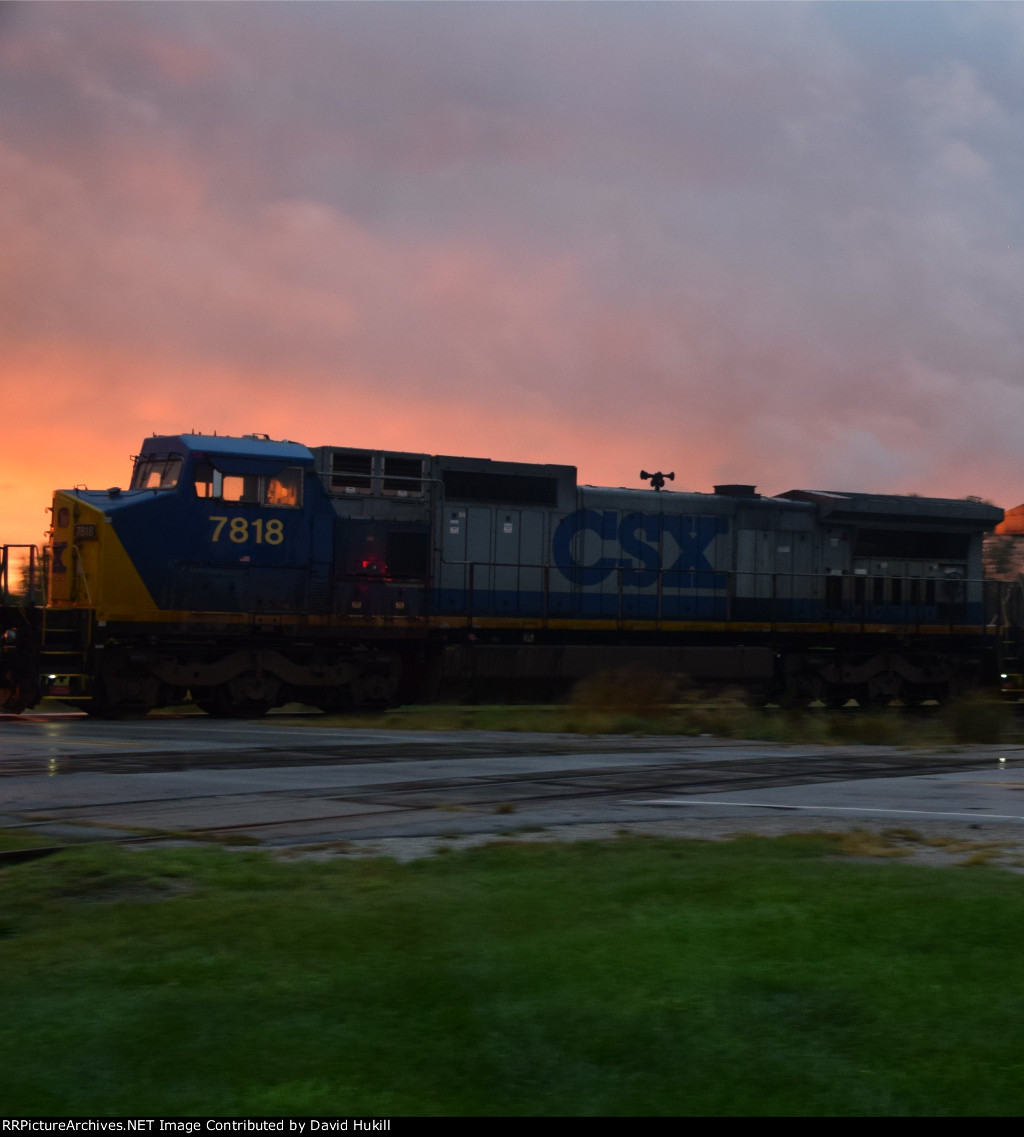 CSX Engine 7818, backup power to UP train, Des Moines IA